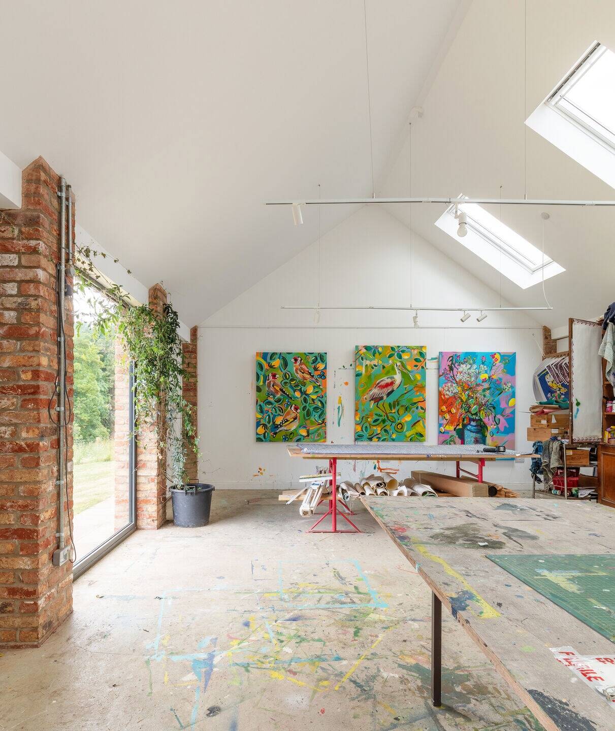 Nhà 1 tầng 1 lửng, thiết kế kính bao quanh tầng 1 để tương tác với ...