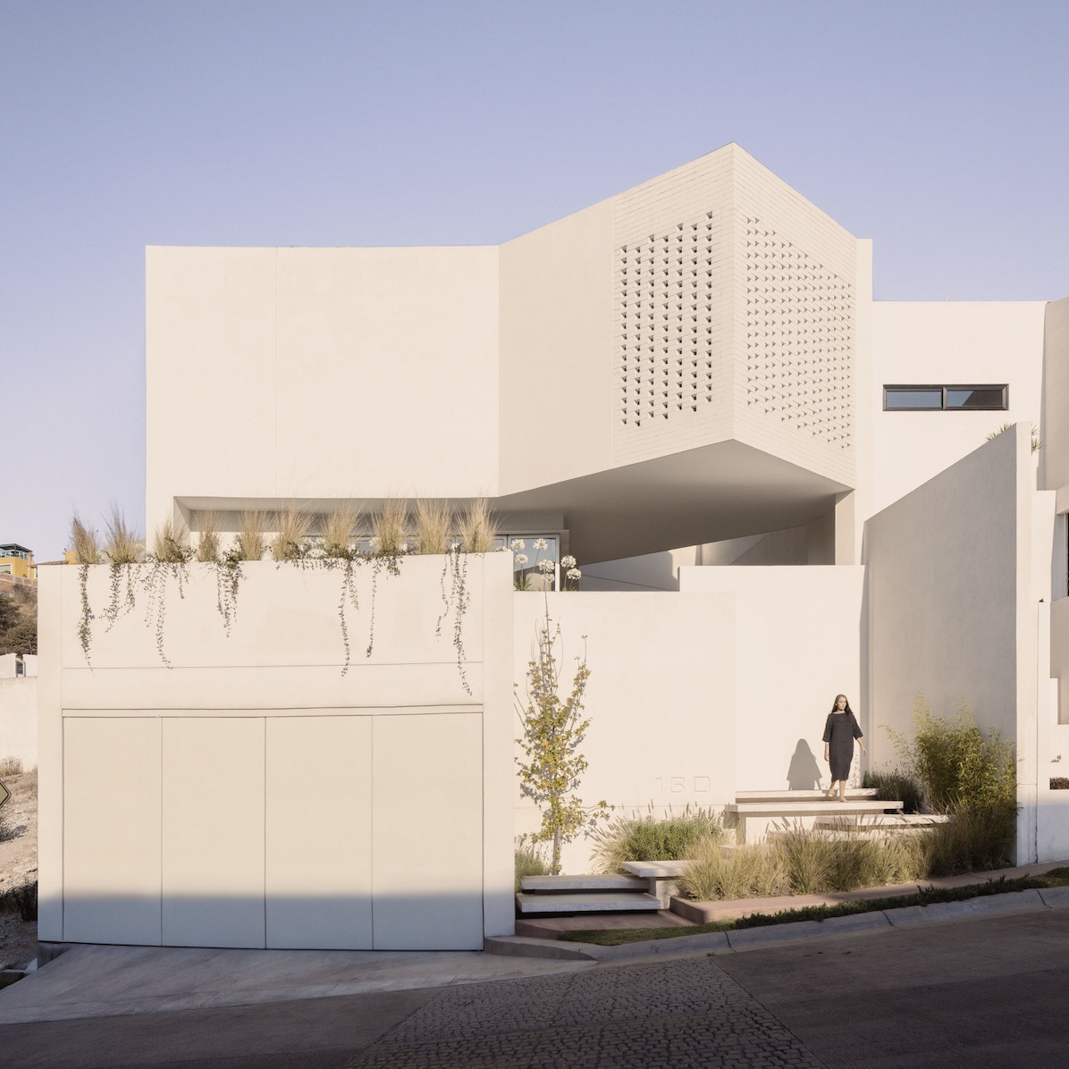 Nhà thóp hậu thiết kế 10 khoảng sân trong để lấy sáng cho tất cả các phòng