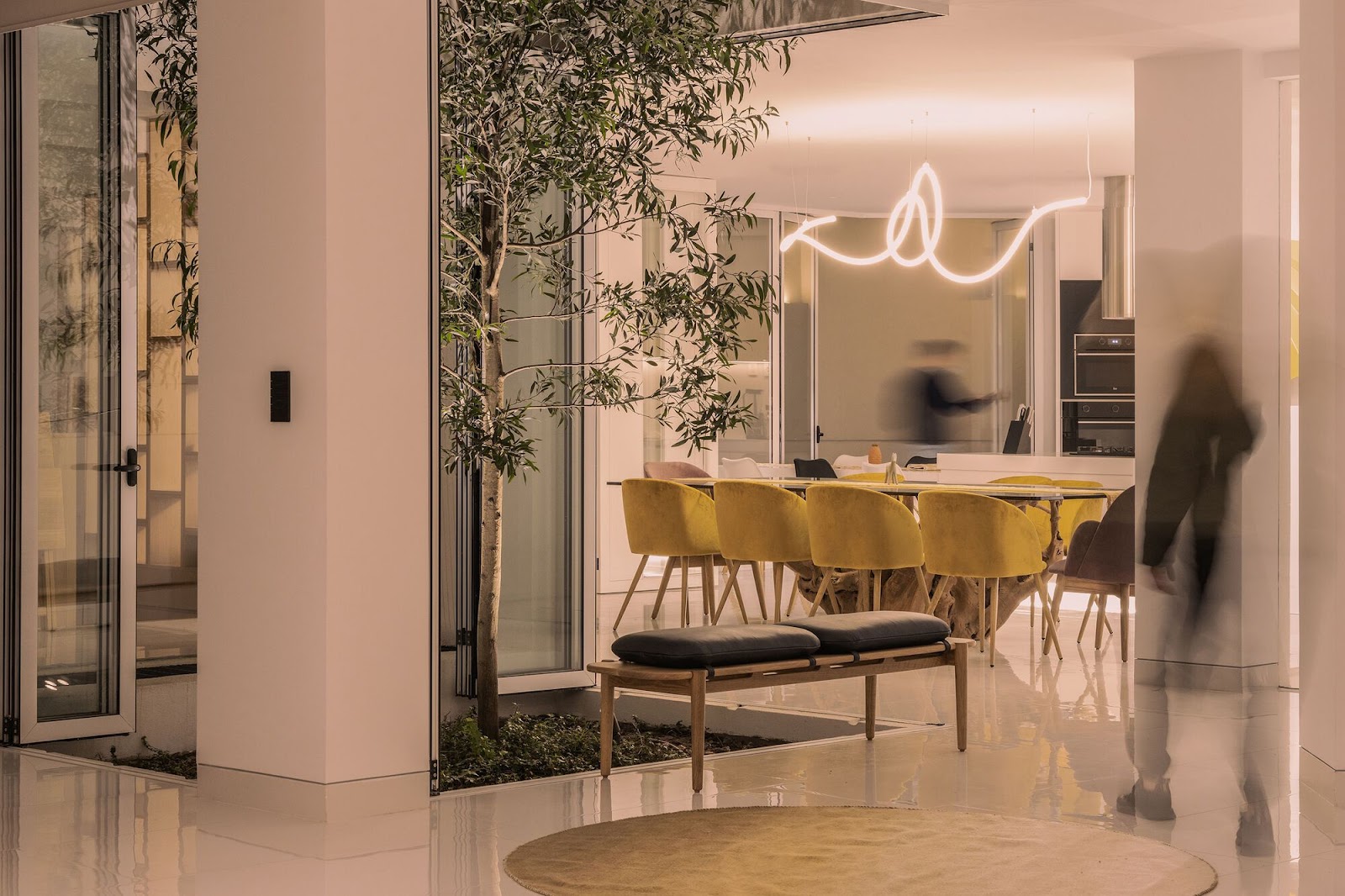 Nhà thóp hậu thiết kế 10 khoảng sân trong để lấy sáng cho tất cả các phòng